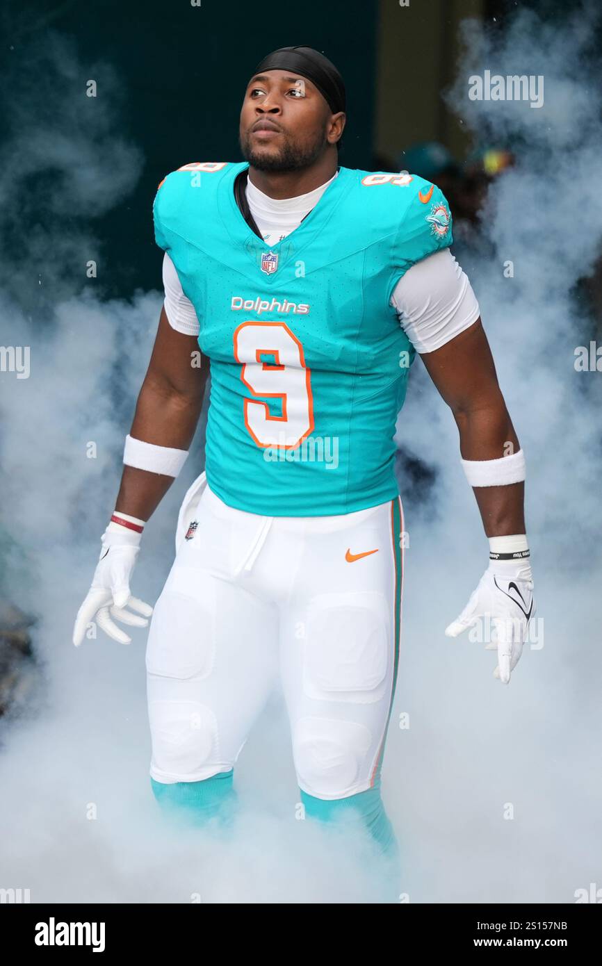 Miami Dolphins tight end Jonnu Smith (9) runs onto the field before an ...