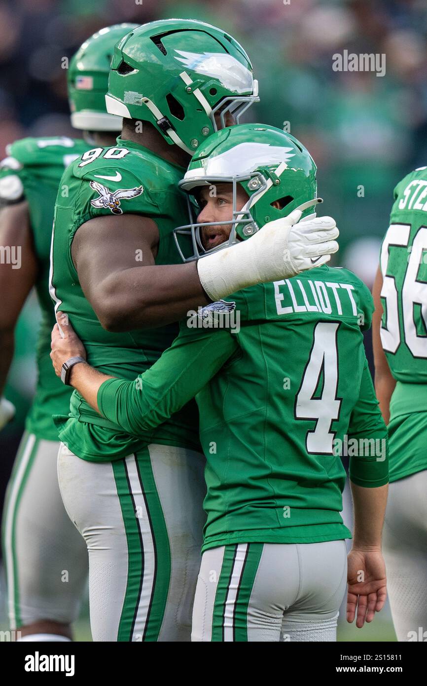 Philadelphia Eagle kicker Jake Elliott (4) celebrates the kick with ...