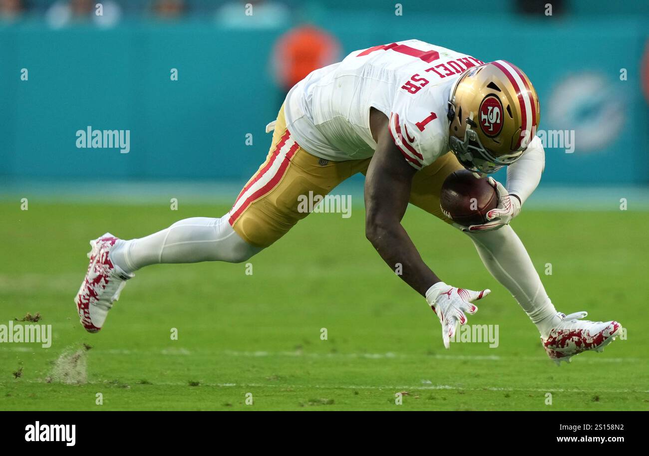 San Francisco 49ers wide receiver Deebo Samuel Sr. (1) runs for a first ...