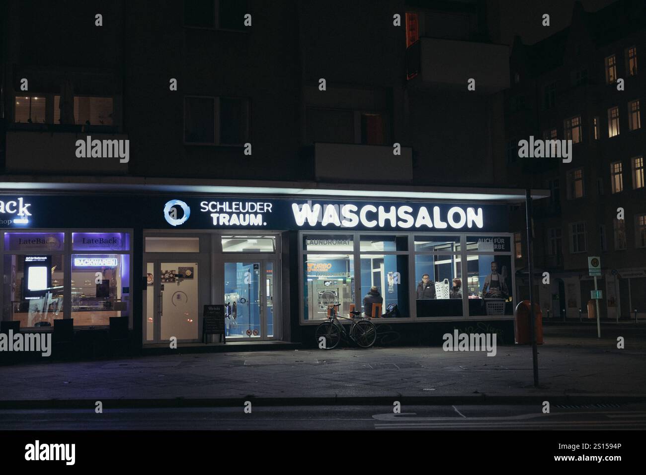 SB Waschsalon in der Nacht. Deutschland, Berlin am 30.12.2024: Ein ...