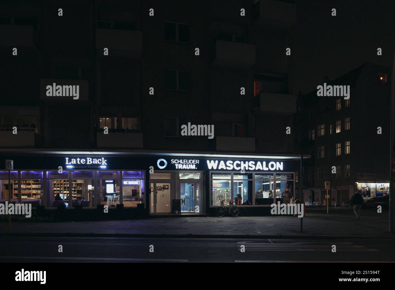 SB Waschsalon in der Nacht. Deutschland, Berlin am 30.12.2024: Ein ...