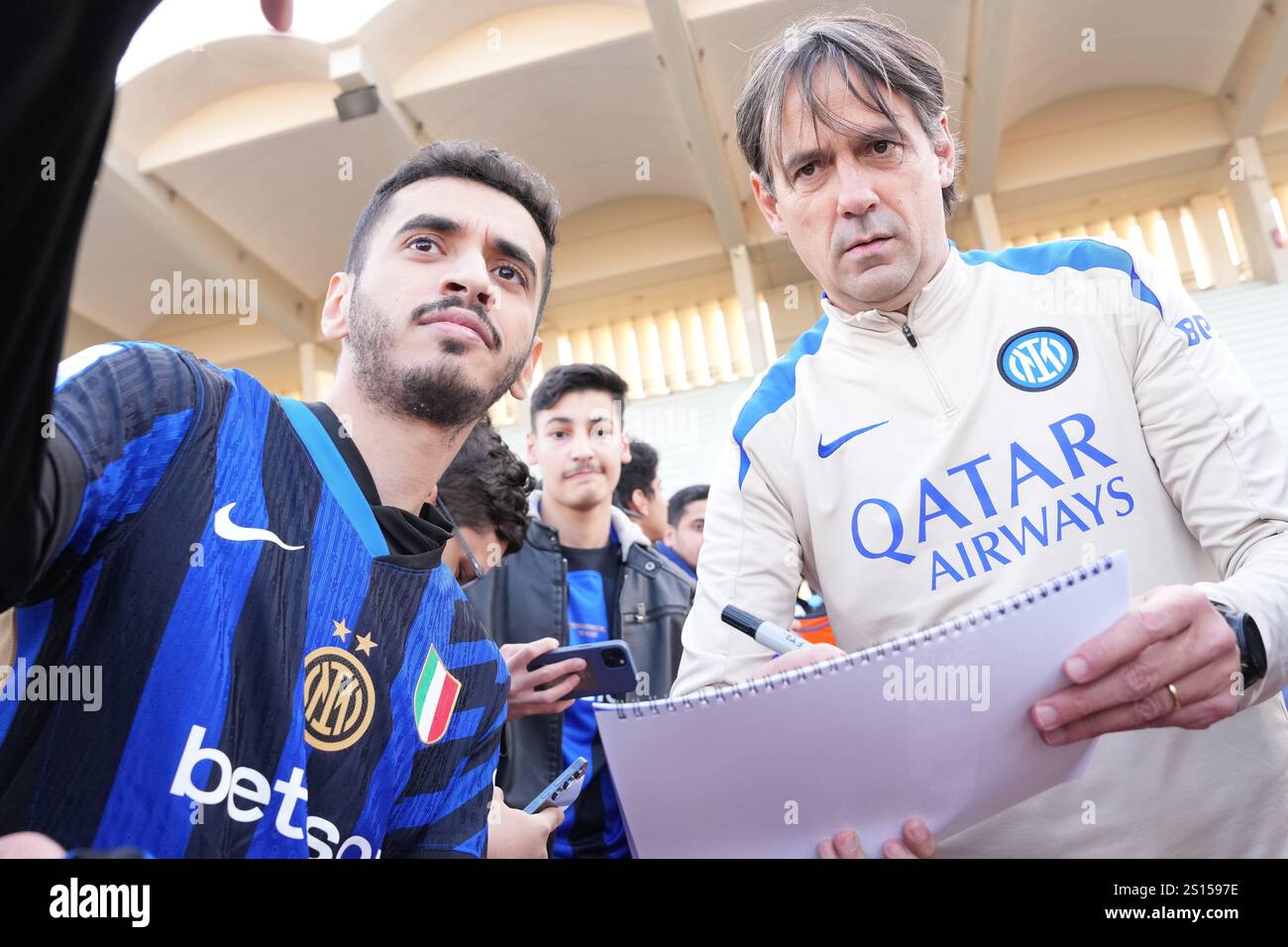 Riyadh, Arabia Saudita. 31st Dec, 2024. Simone Inzaghi signs autographs ...