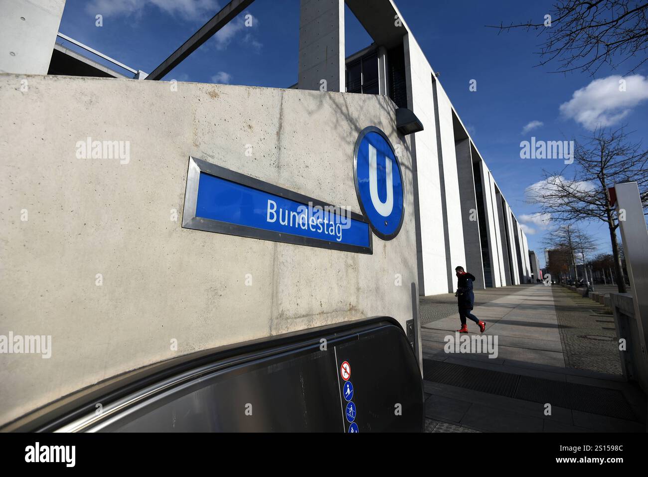 U-Bahn-Schild am Eingang zur U5 am Bundestag, Paul-Löbe-Haus. Eingang ...