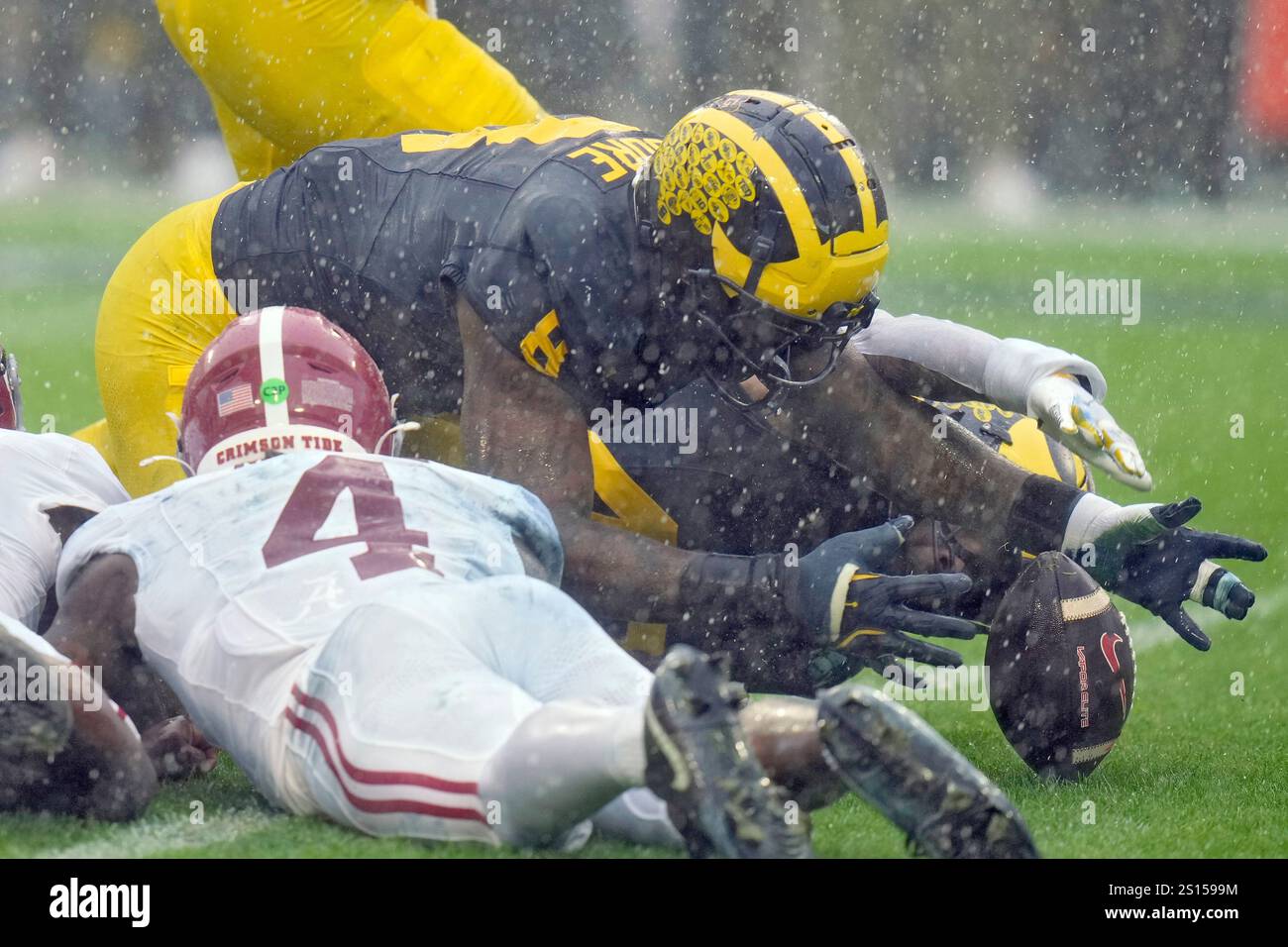 Michigan defensive end Derrick Moore (8) recovers a fumble by Alabama ...