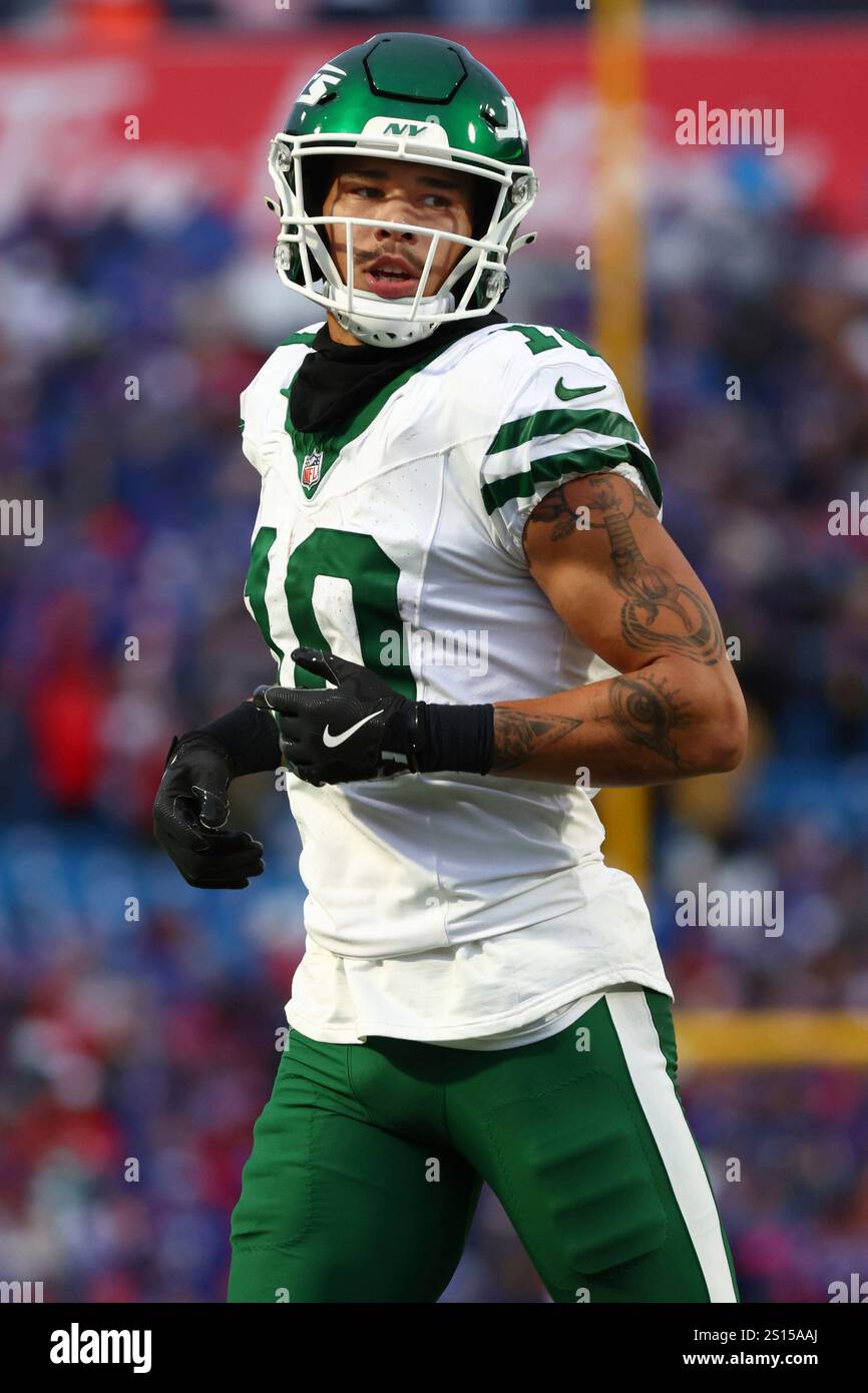 New York Jets wide receiver Allen Lazard (10) runs in motion during the ...
