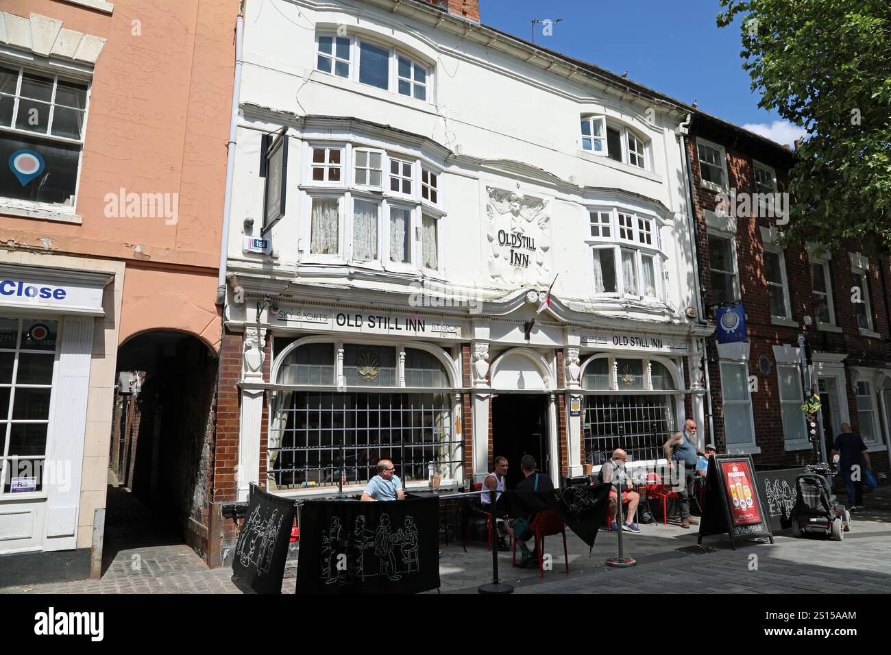 Lunchtime drinkers at the Old Still Inn at Wolverhampton Stock Photo ...
