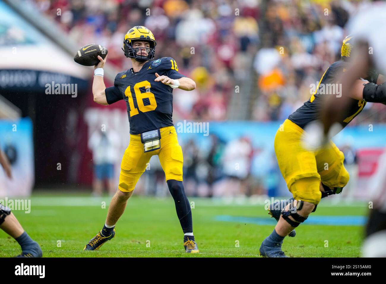 TAMPA, FL - DECEMBER 31: Michigan Wolverines quarterback Davis Warren ...