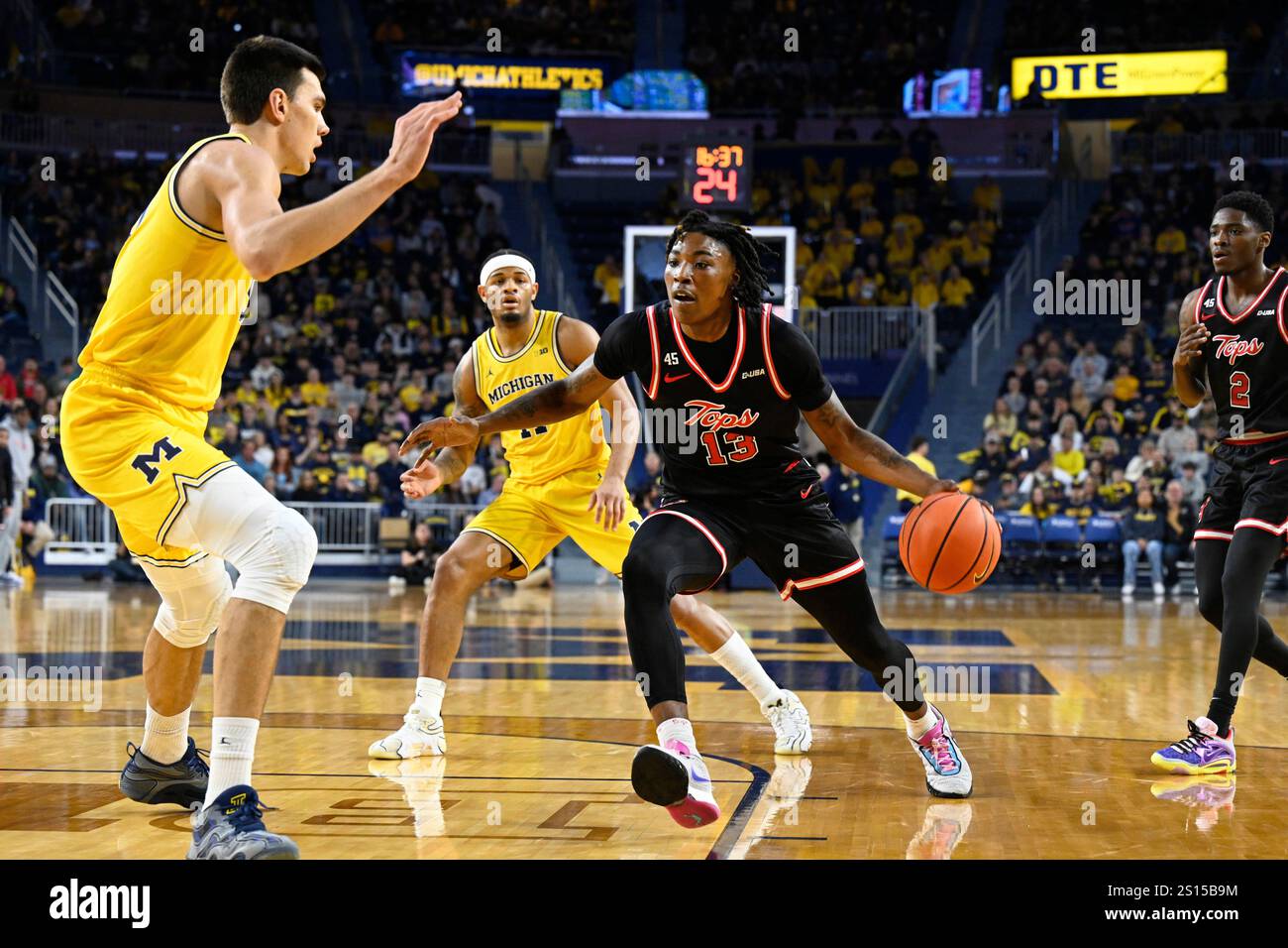 Western Kentucky guard Julius Thedford (13) dribbles as he is guarded ...