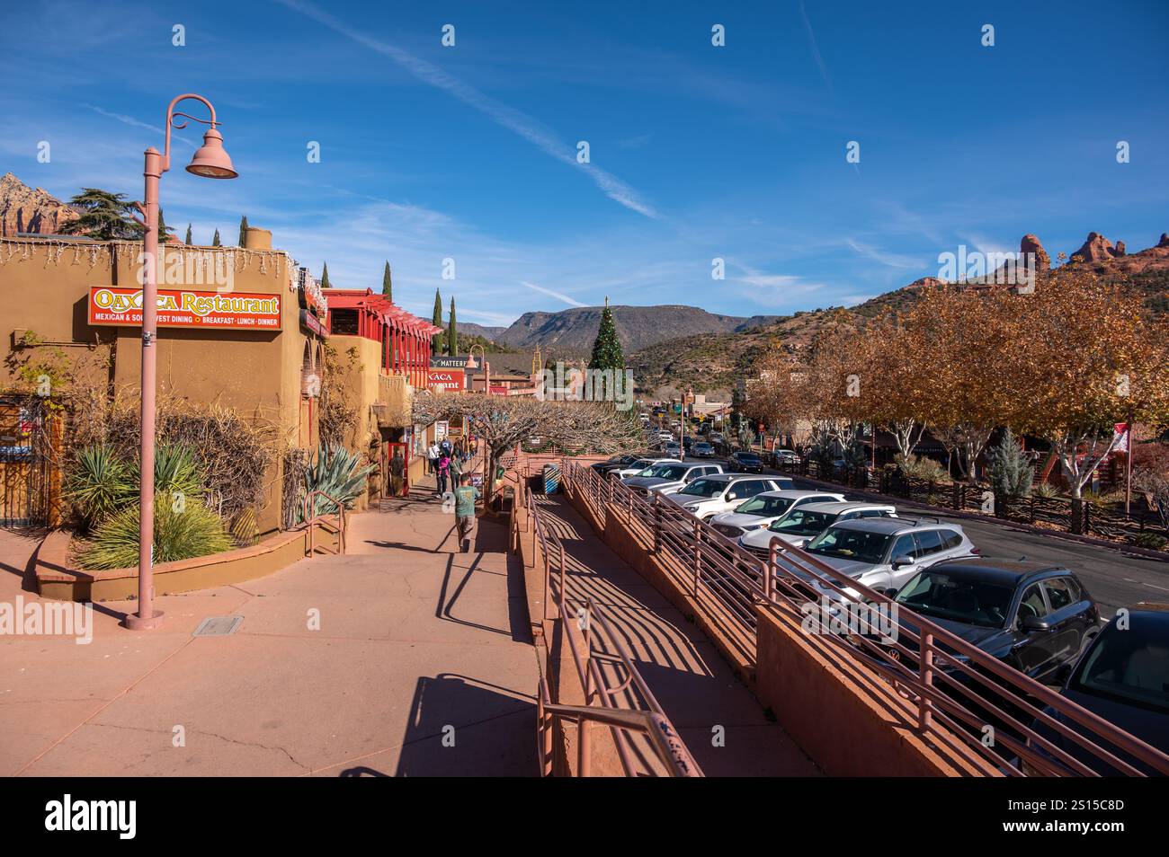Sedona, United States - December 27, 2024: Busy Main Street in Sedona ...
