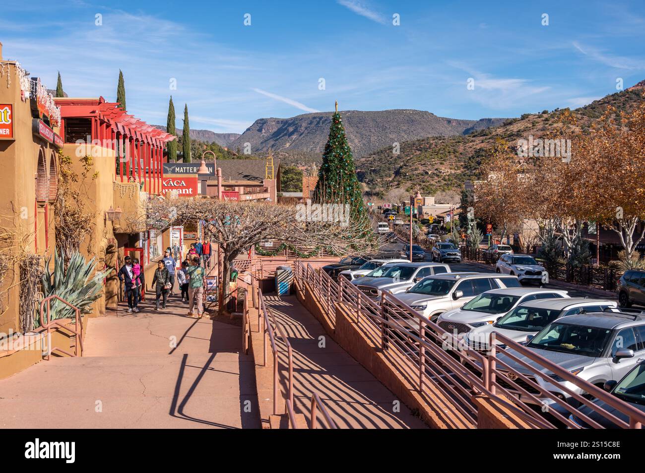 Sedona, United States - December 27, 2024: Busy Main Street in Sedona ...