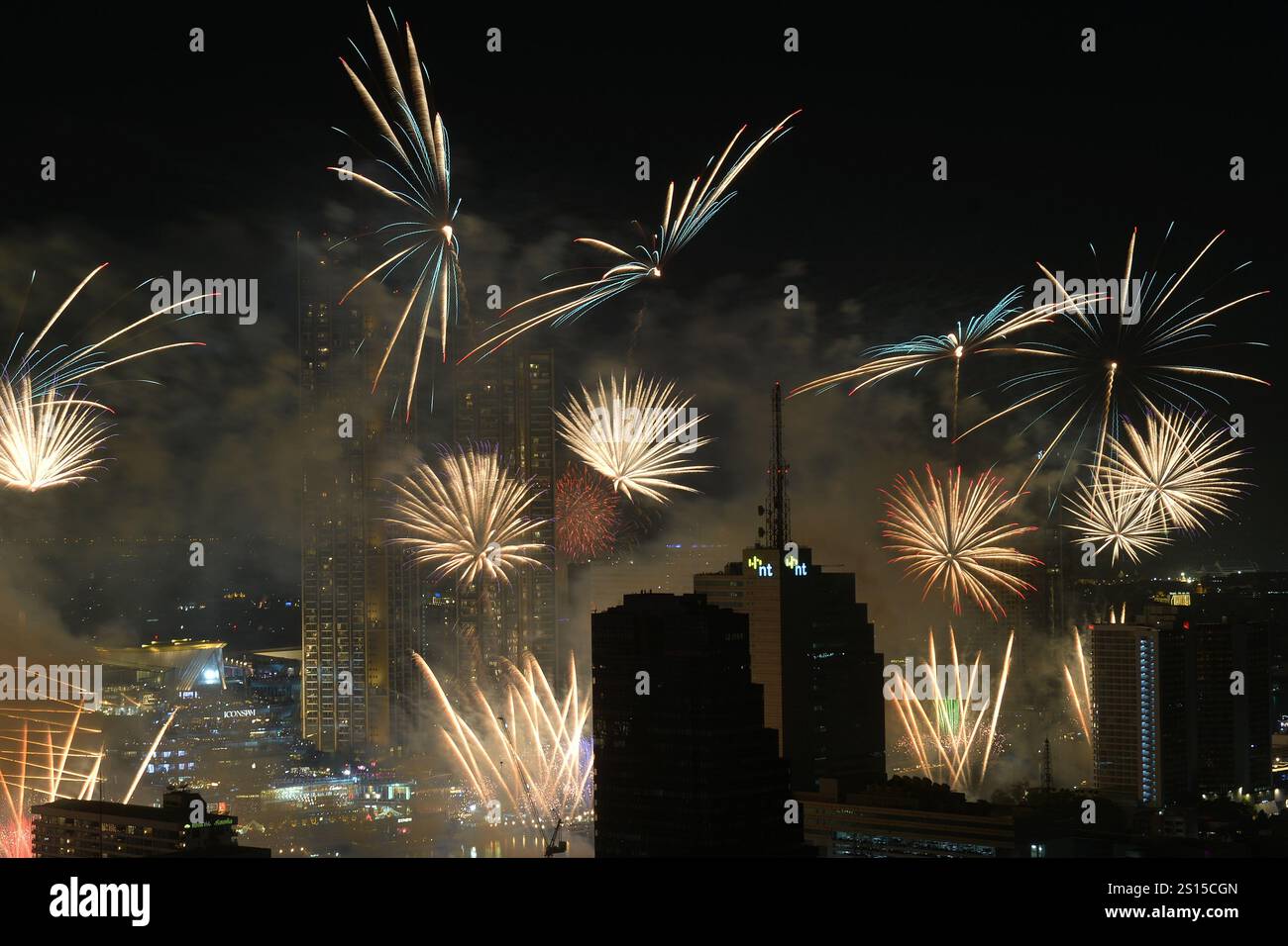 Bangkok, Thailand. 1st Jan, 2025. Fireworks explode in celebrate of the new year in Bangkok ...