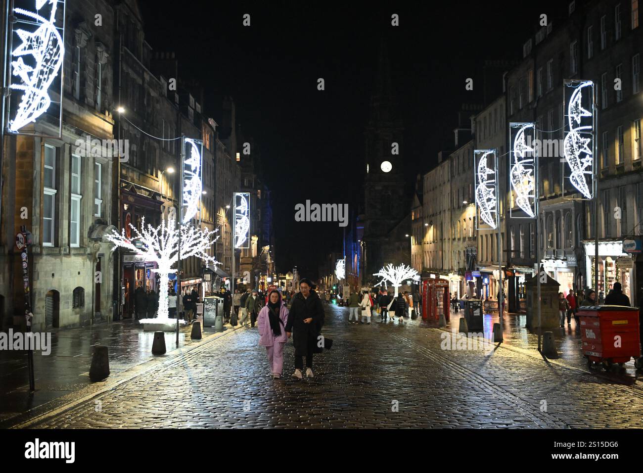 People on the near deserted Royal Mile in Edinburgh after all outdoor ...