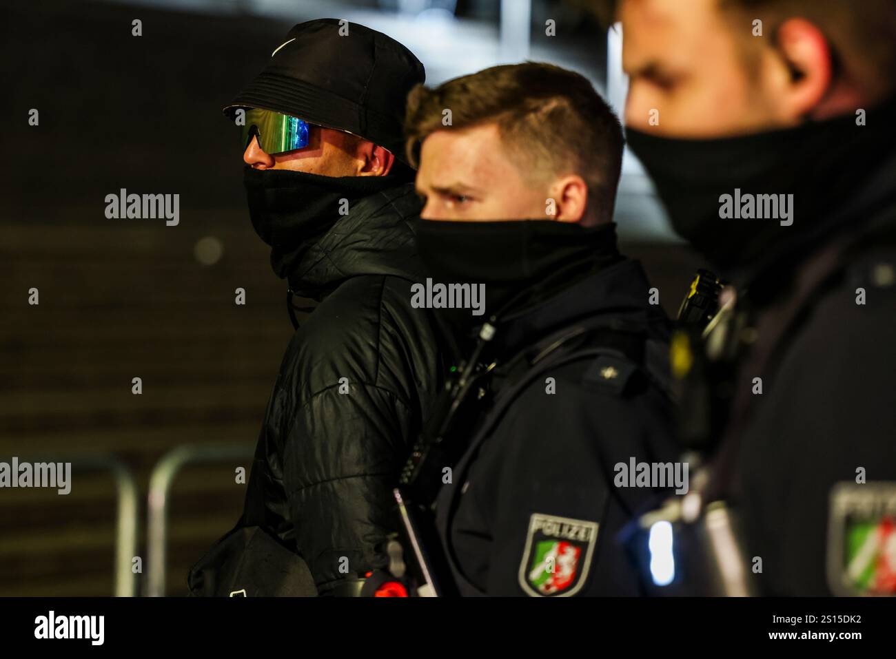 31 December 2024, North Rhine-Westphalia, Cologne: Police officers ...