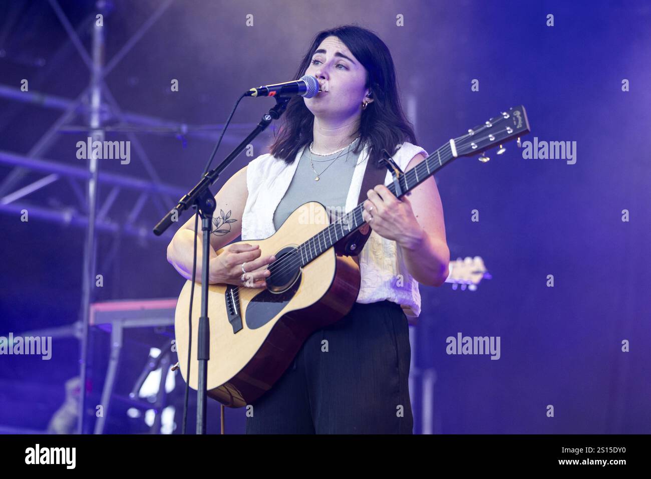 Swiss singer and songwriter Linda Elys live at the Lucerne Live ...