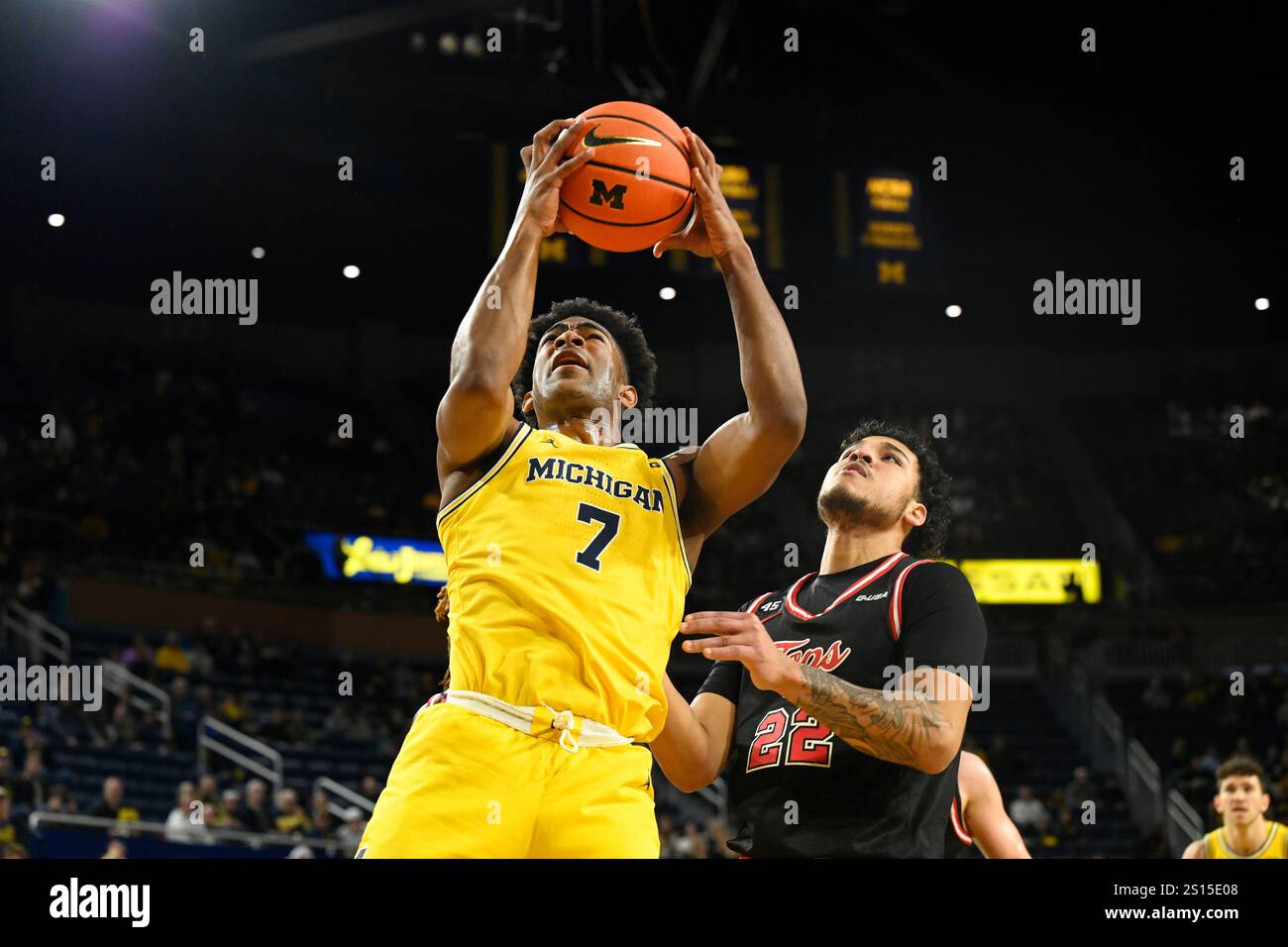 Michigan guard Jace Howard, rebounds the ball in front of Western ...