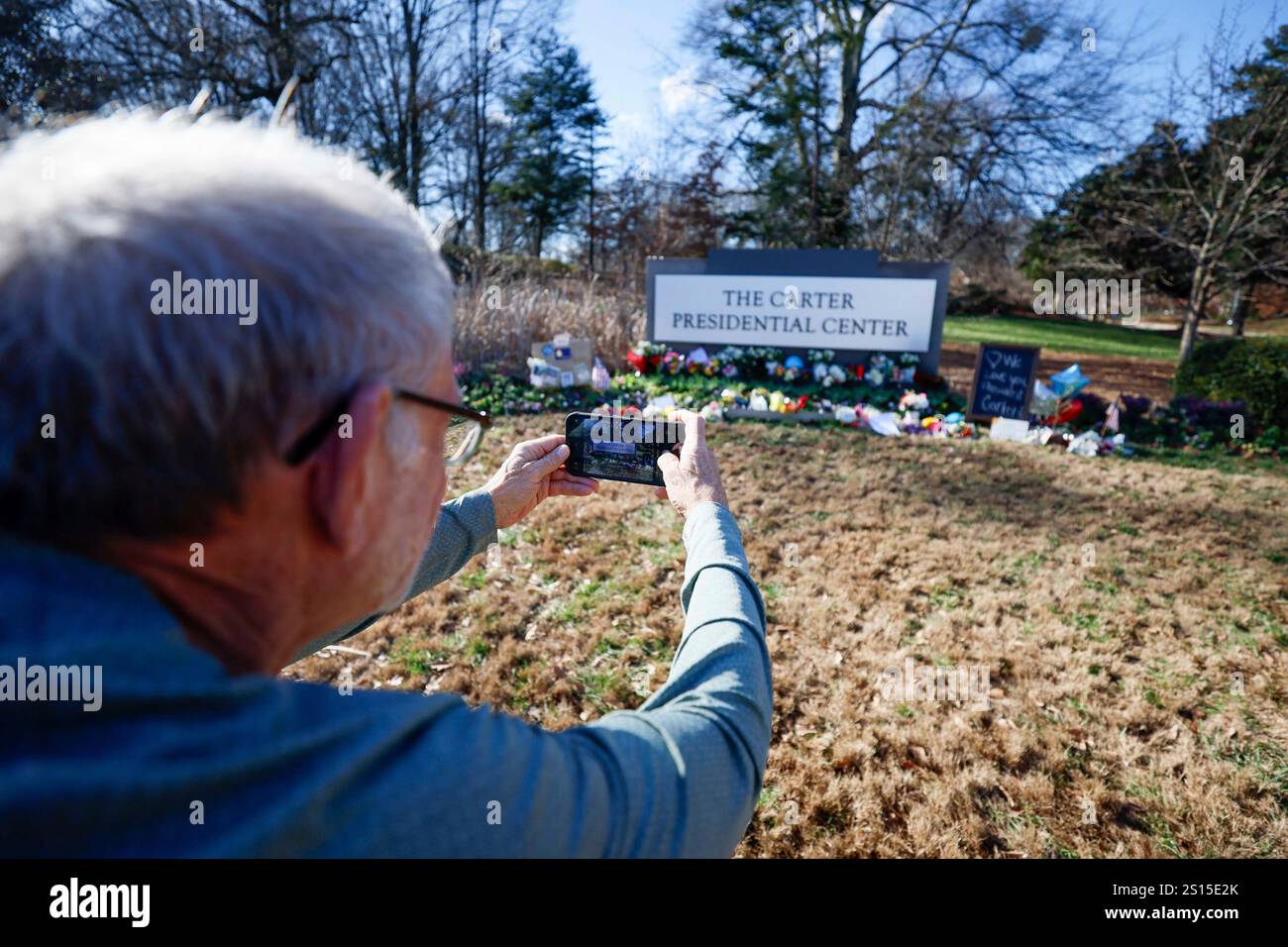 David Garner, from Atlanta, takes a cellphone photo of the makeshift ...