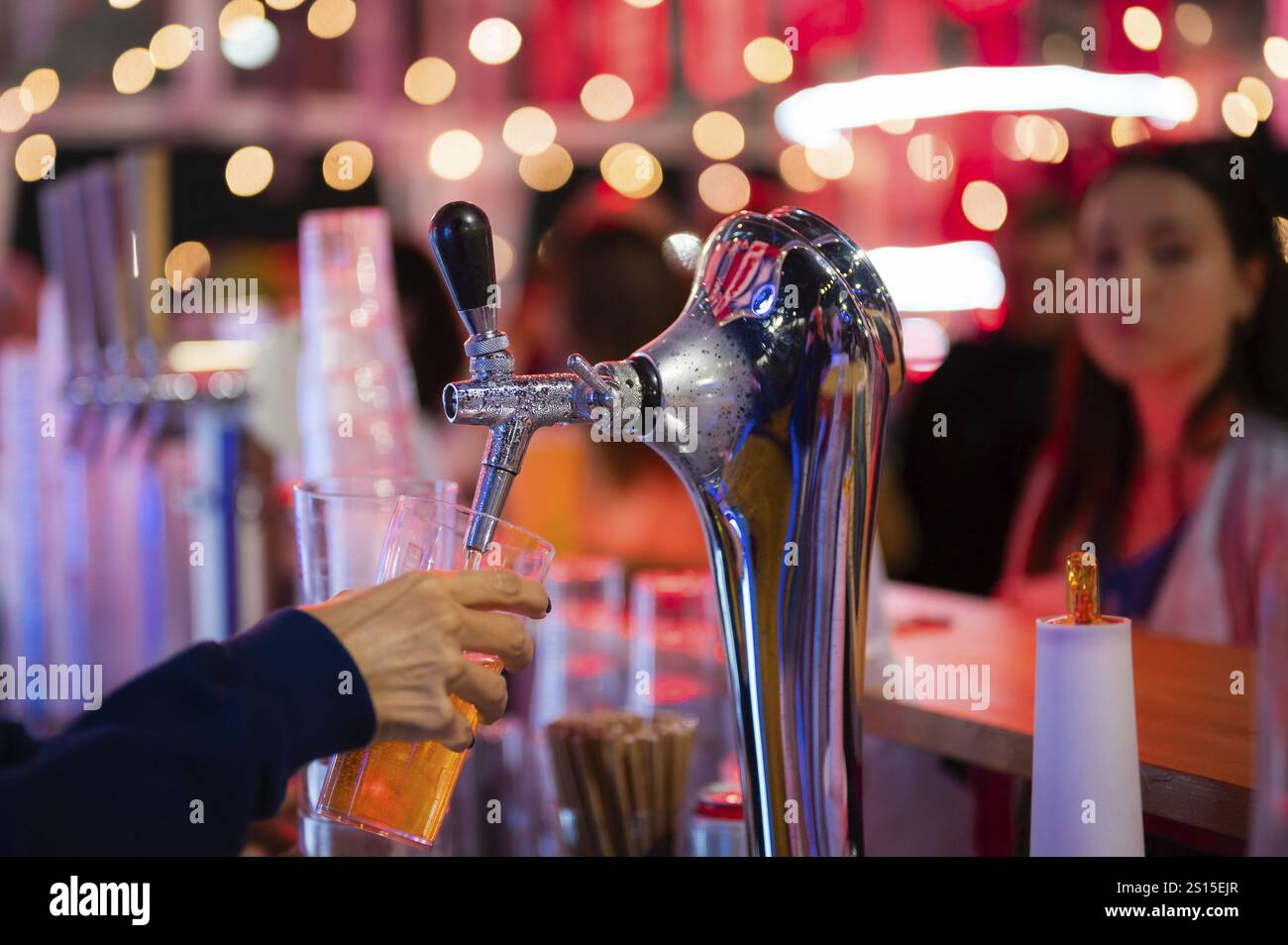 Pouring draft beer into a mug in a pub Stock Photo - Alamy