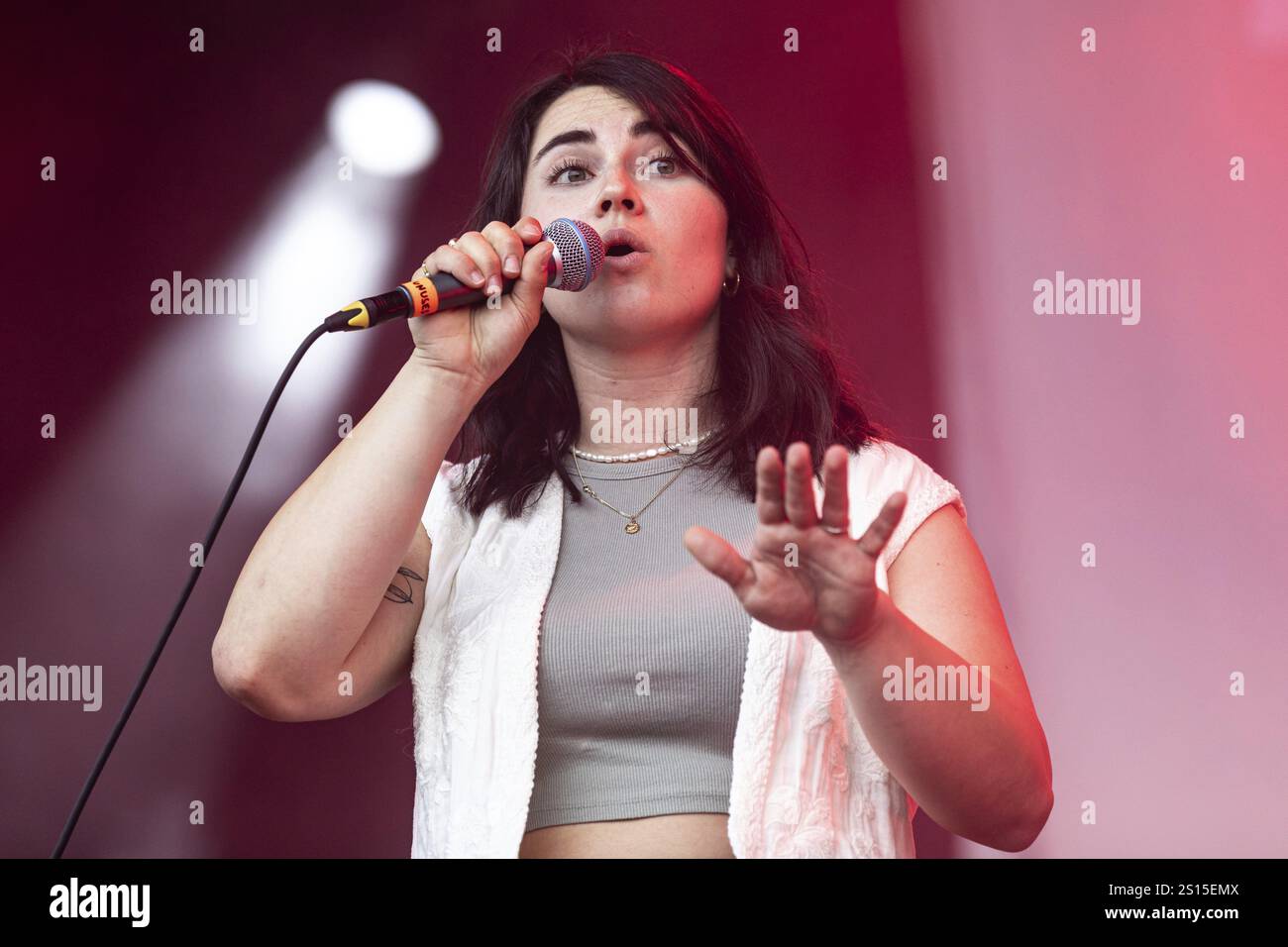 Swiss singer and songwriter Linda Elys live at the Lucerne Live ...