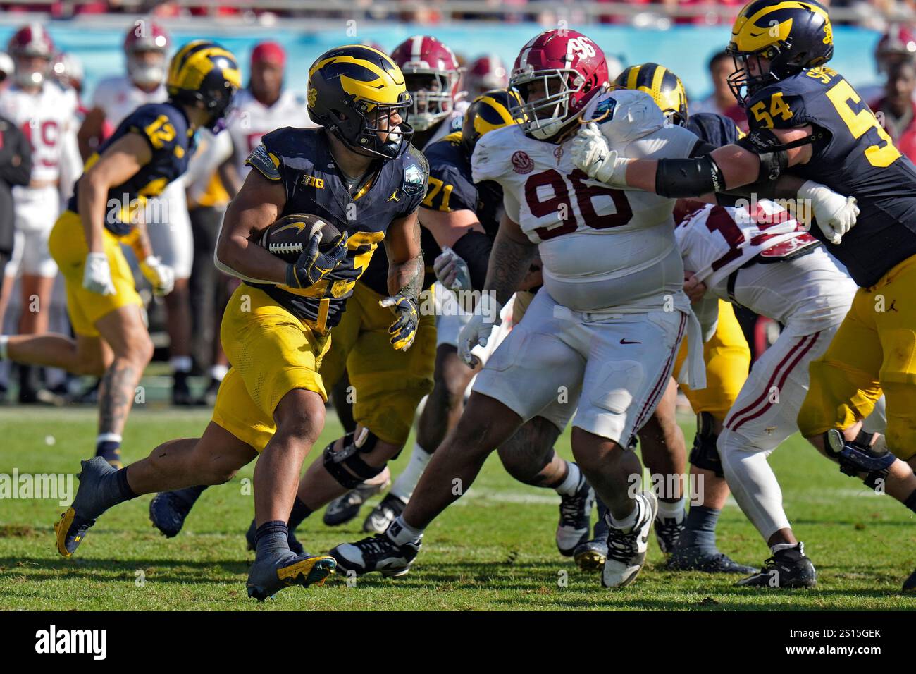 Michigan running back Jordan Marshall (23) carries the ball against ...