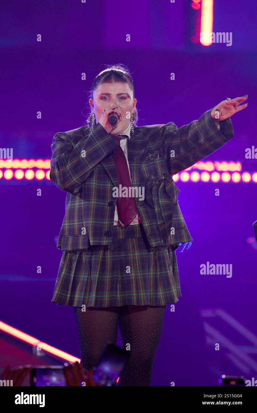 Berlin, Germany. 31st Dec, 2024. Singer Loi takes to the stage in front ...