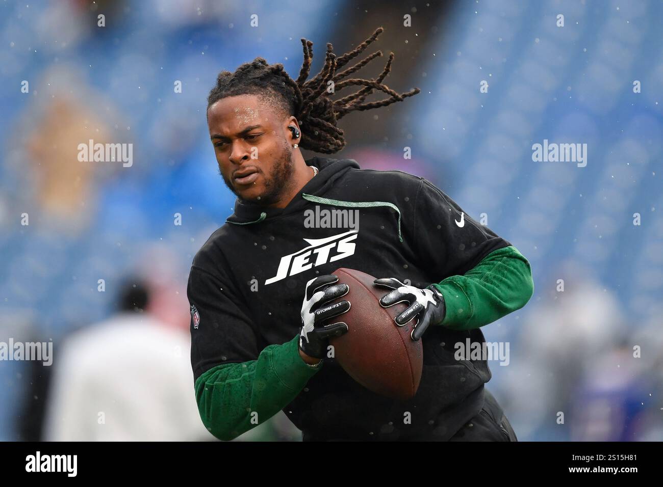 New York Jets wide receiver Davante Adams warms up before an NFL ...