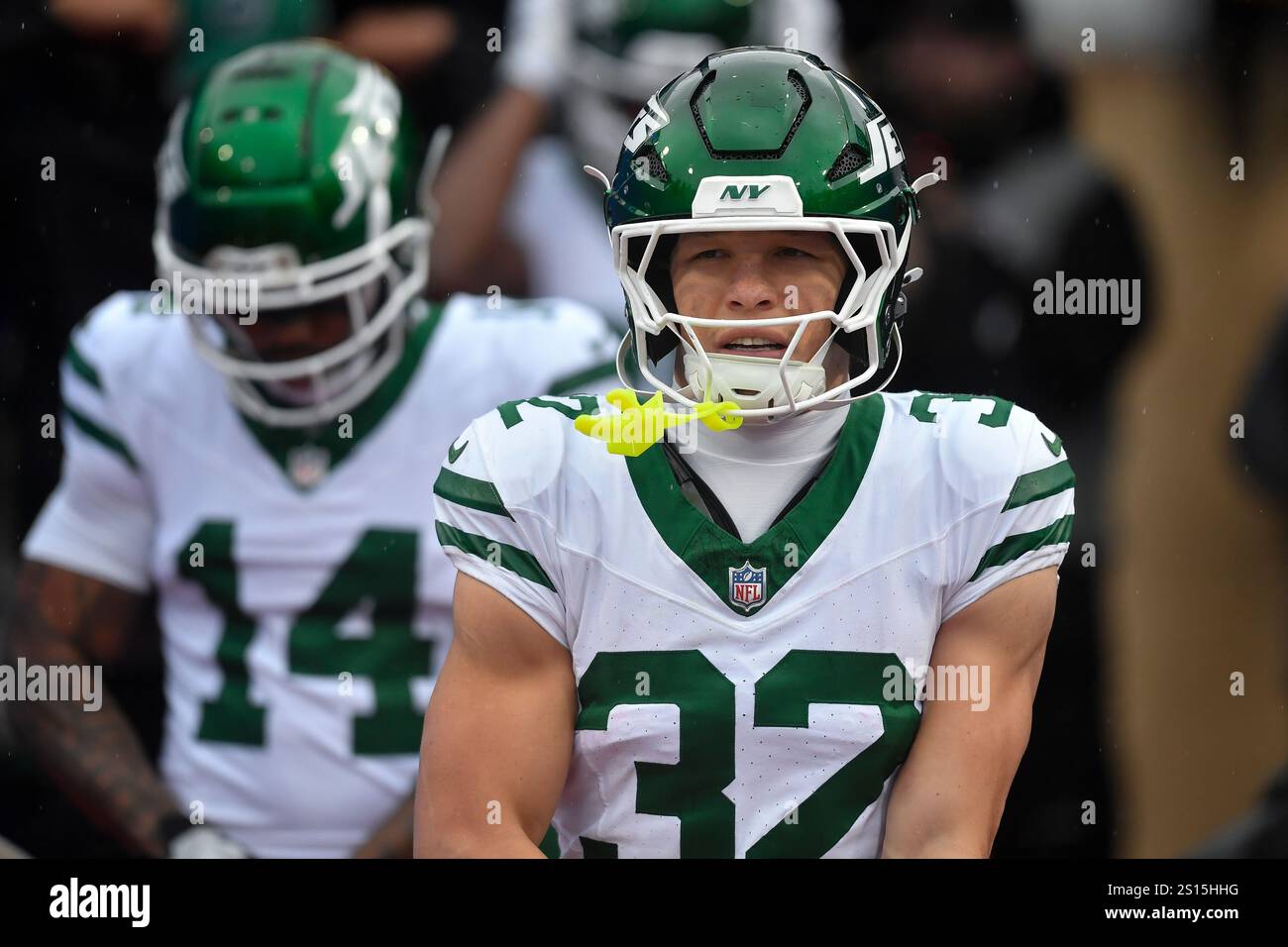 New York Jets running back Isaiah Davis (32) walks to the field before ...