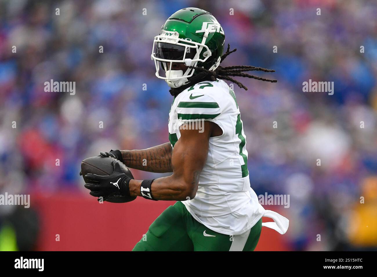 New York Jets wide receiver Davante Adams (17) runs with the ball ...