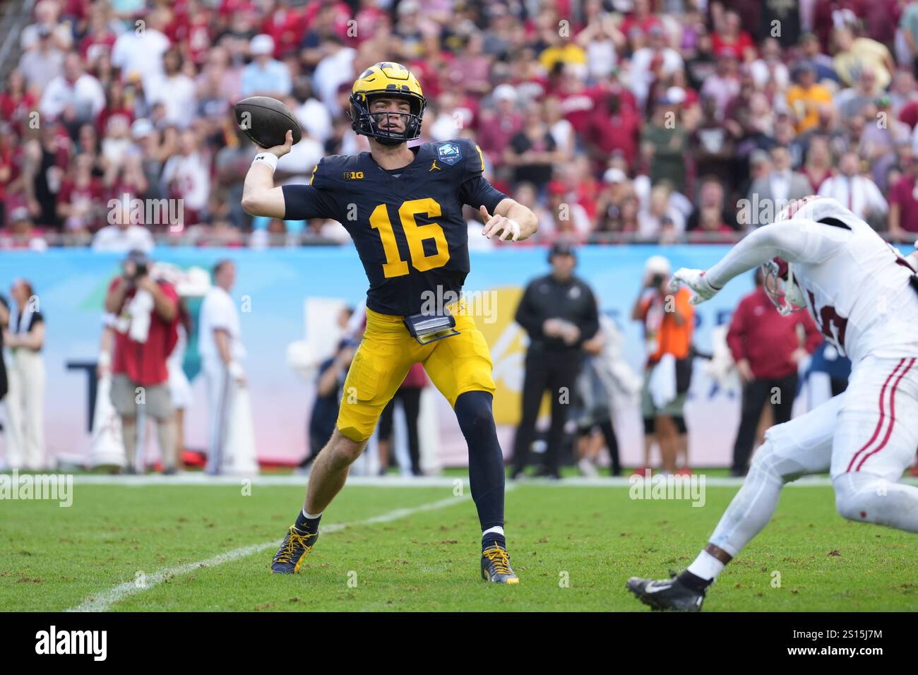 TAMPA, FL - DECEMBER 31: Michigan Wolverines quarterback Davis Warren ...