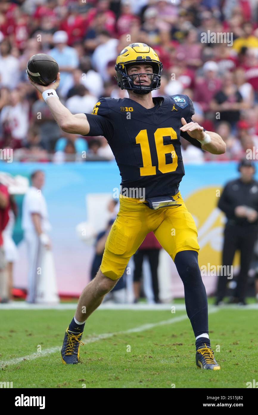 TAMPA, FL - DECEMBER 31: Michigan Wolverines quarterback Davis Warren ...