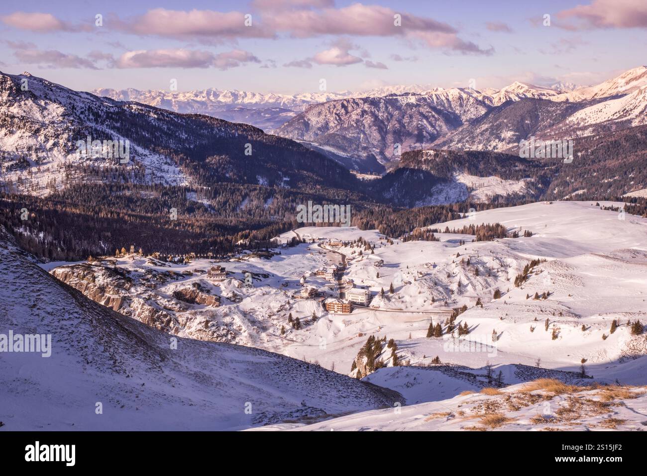Sfondo delle montagne hi-res stock photography and images - Alamy