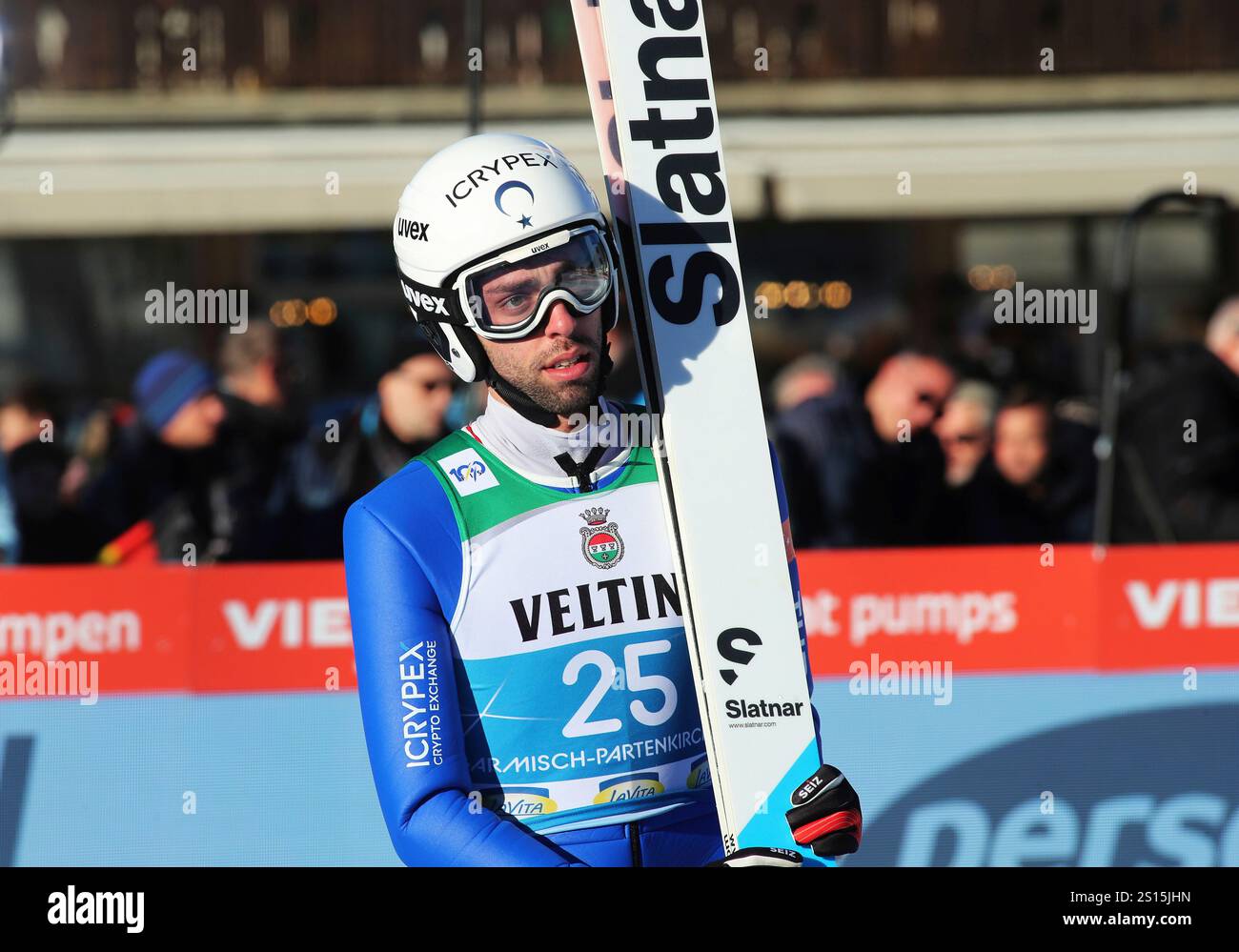 Ipcioglu fatih arda tur stehend mit ski hi-res stock photography and ...