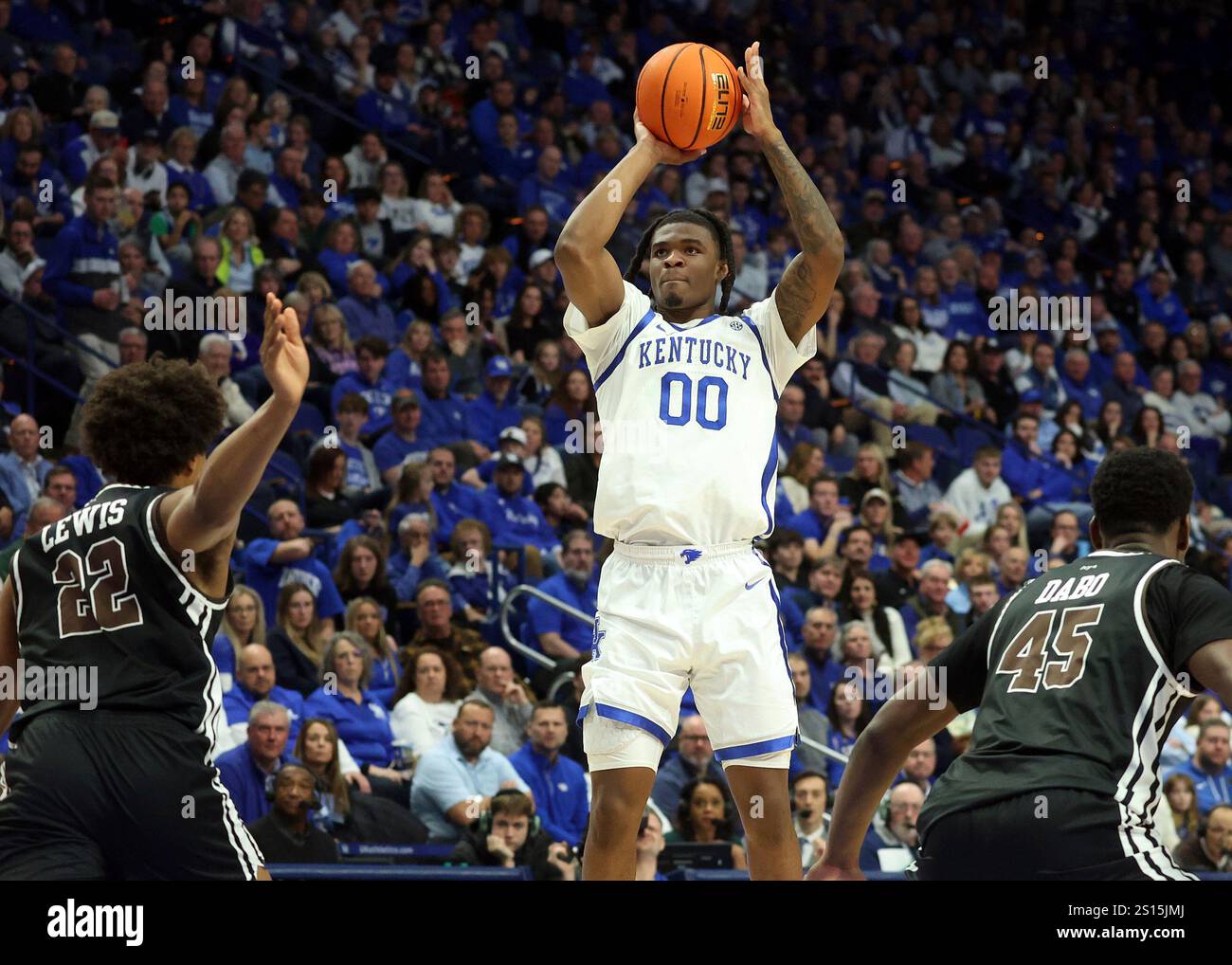 Kentucky's Otega Oweh (00) shoots between Brown's Landon Lewis (22) and ...