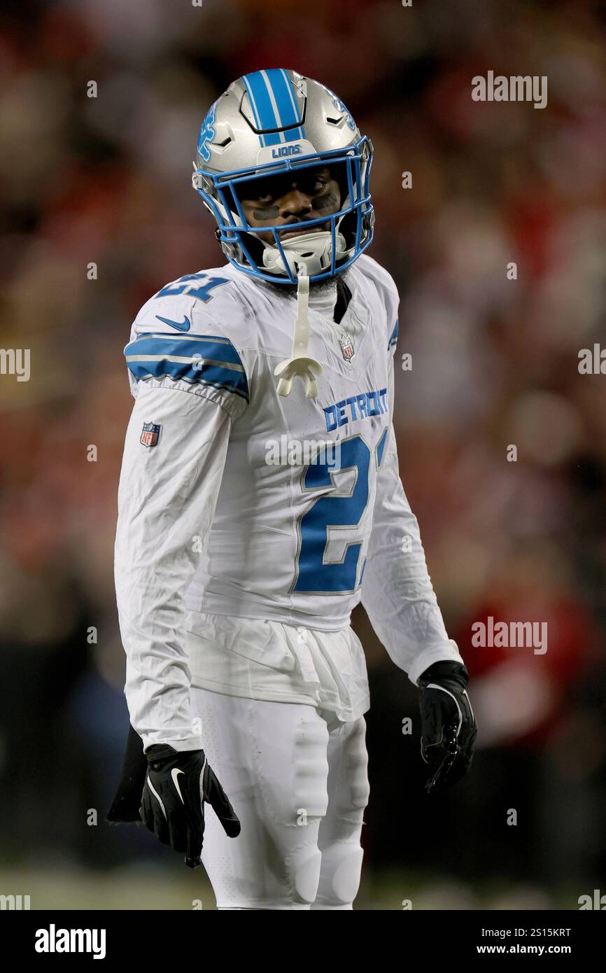 Detroit Lions quarterback Hendon Hooker (2) looks into the backfield ...