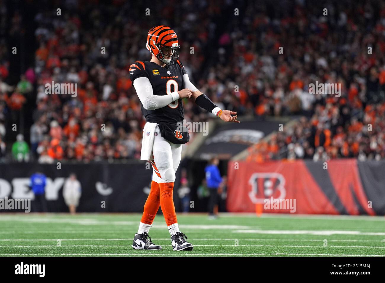 Cincinnati Bengals quarterback Joe Burrow adjusts his sleeve while ...