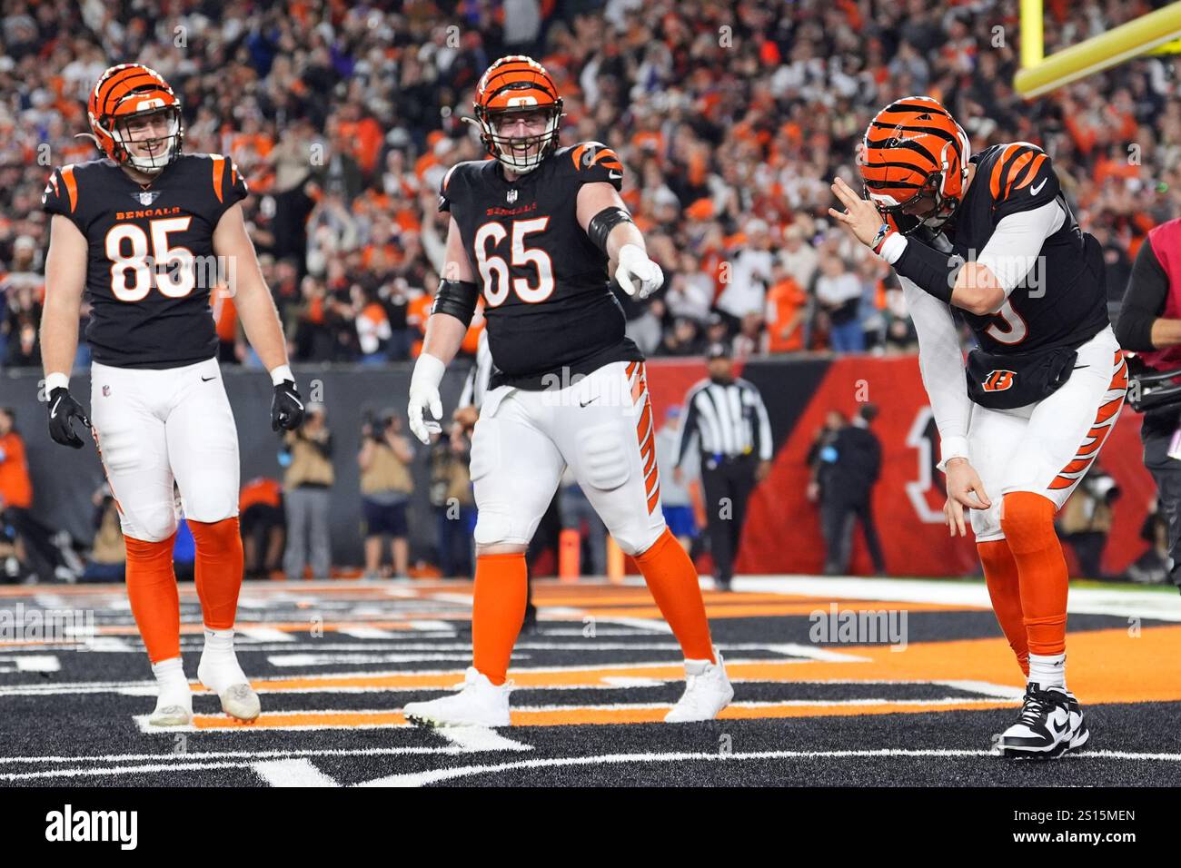 Cincinnati Bengals quarterback Joe Burrow celebrates a touchdown with a ...