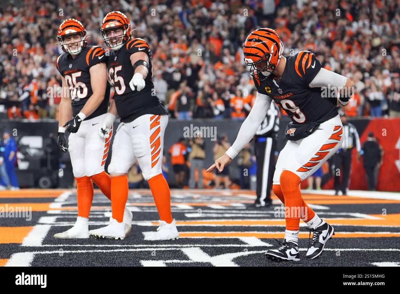 Cincinnati Bengals quarterback Joe Burrow celebrates a touchdown with a ...