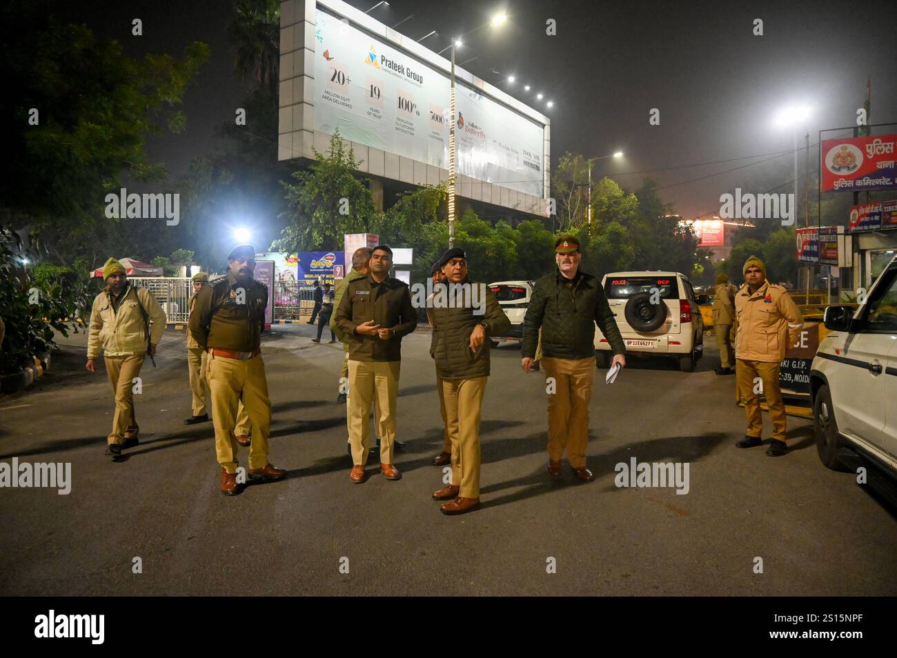 Noida, India. 31st Dec, 2024. NOIDA, INDIA - DECEMBER 31: DCP Traffic along with other police ...