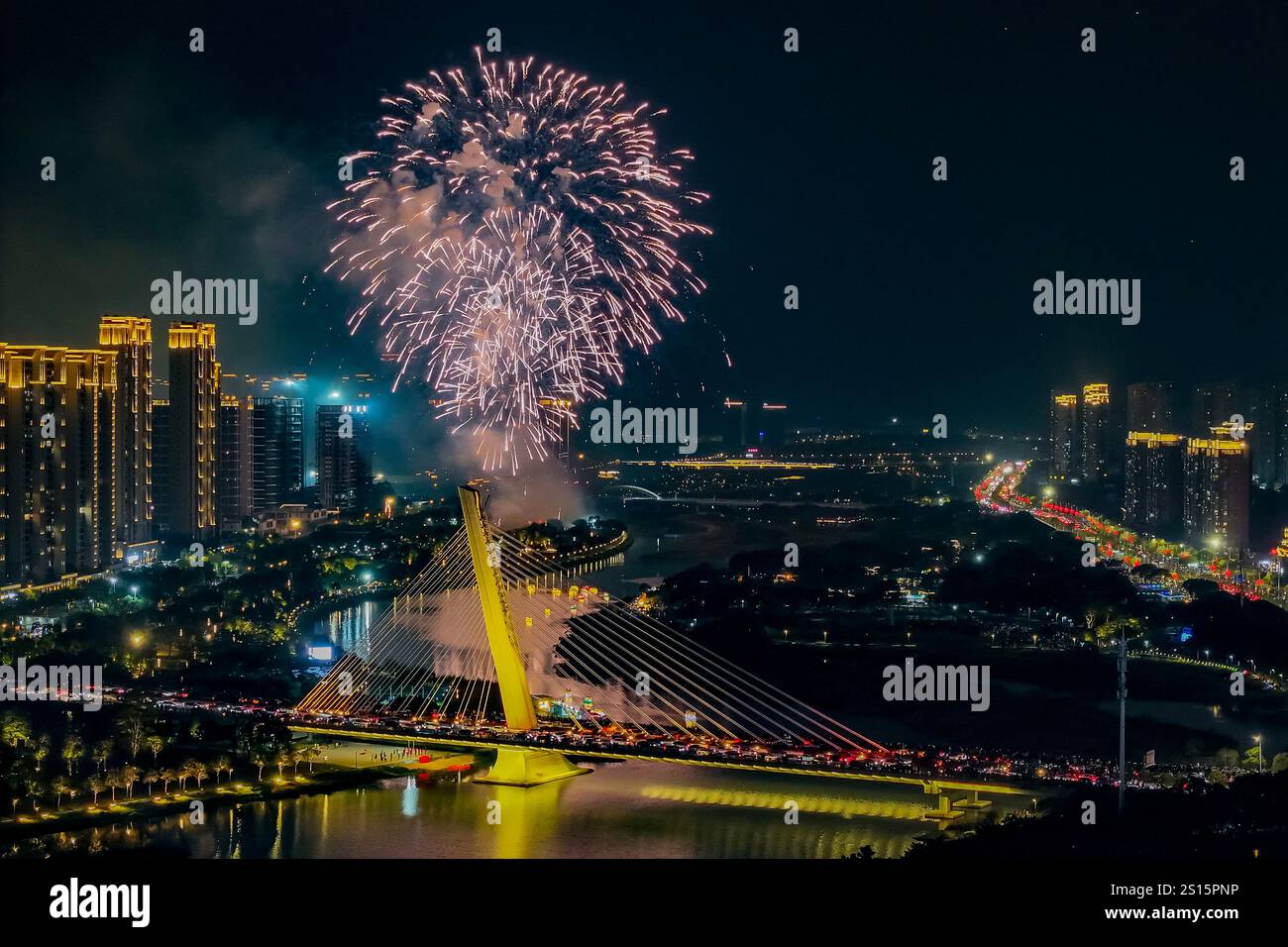 Fuqing, China. 01st Jan, 2025. FUQING, CHINA - DECEMBER 31, 2024 - A large fireworks show is ...
