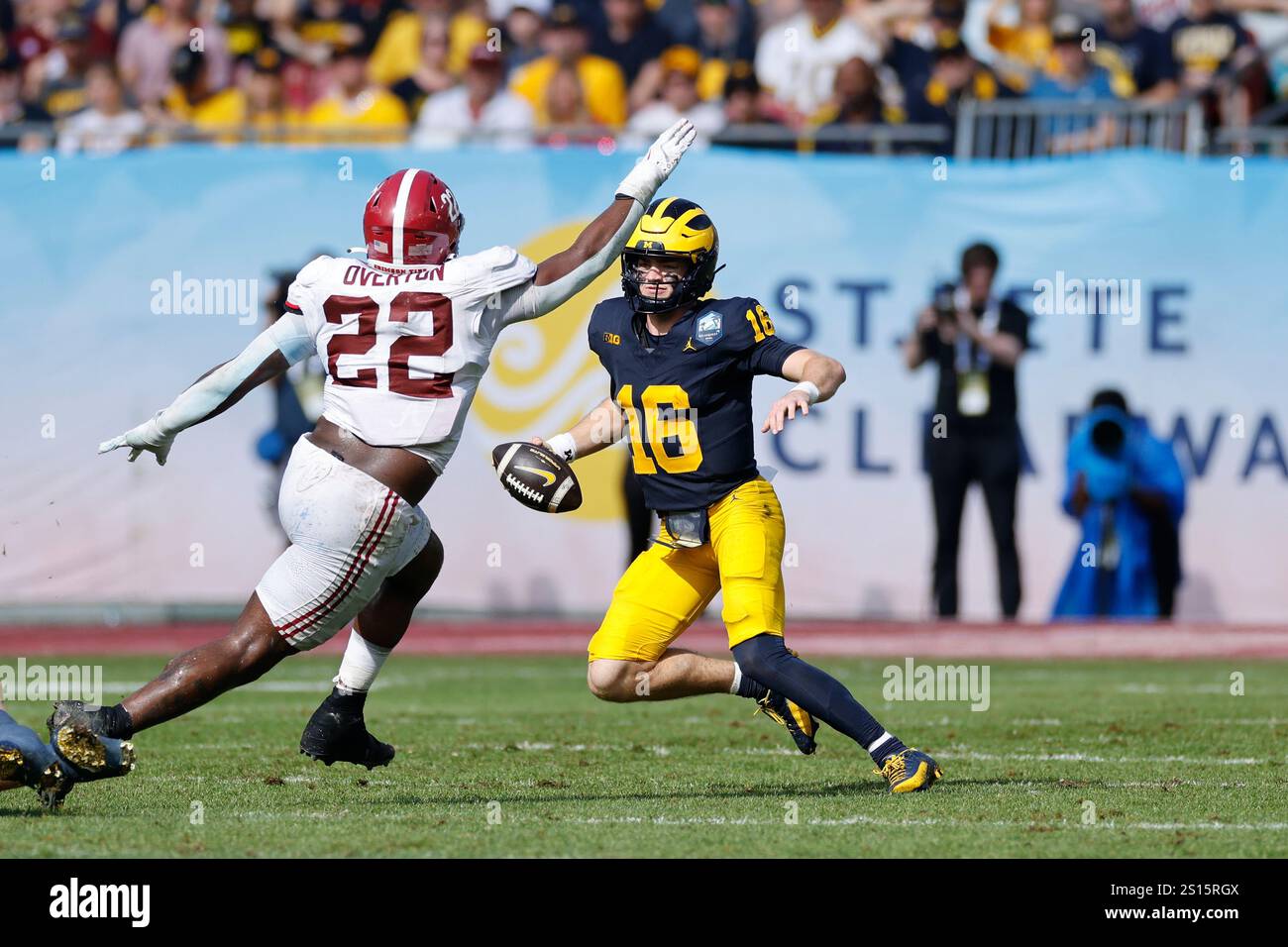 TAMPA, FL - DECEMBER 31: Michigan Wolverines quarterback Davis Warren ...
