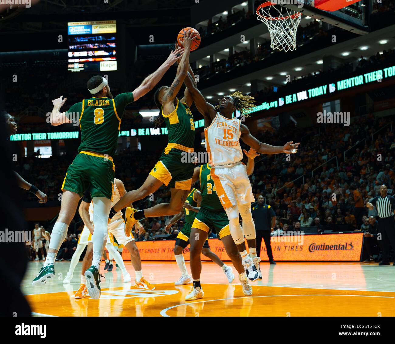 December 31, 2024: Jahmai Mashack #15 of the Tennessee Volunteers tries ...