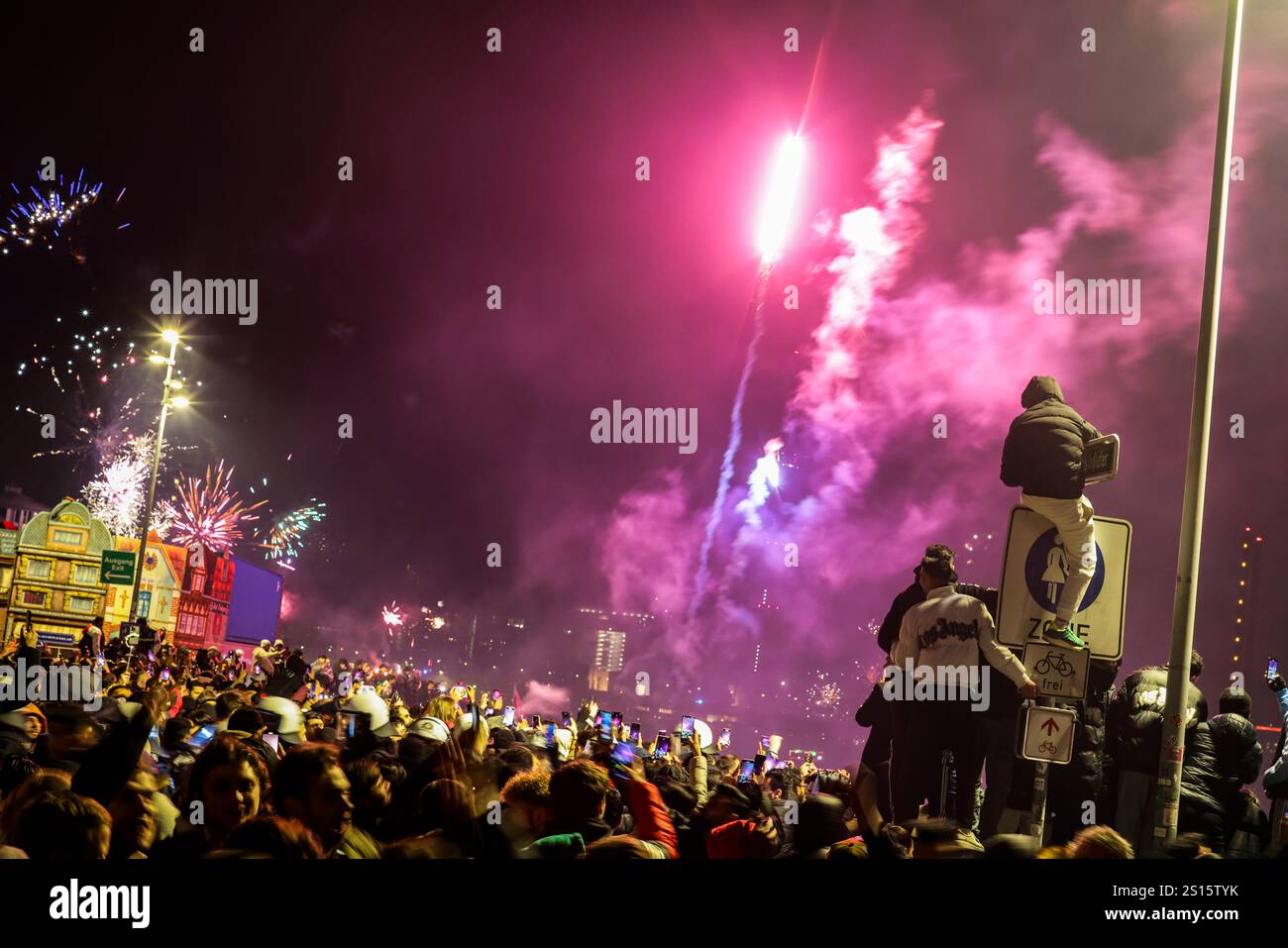 Duesseldorf, Germany. 01st Jan, 2025. New Year's Eve in Düsseldorf, New ...