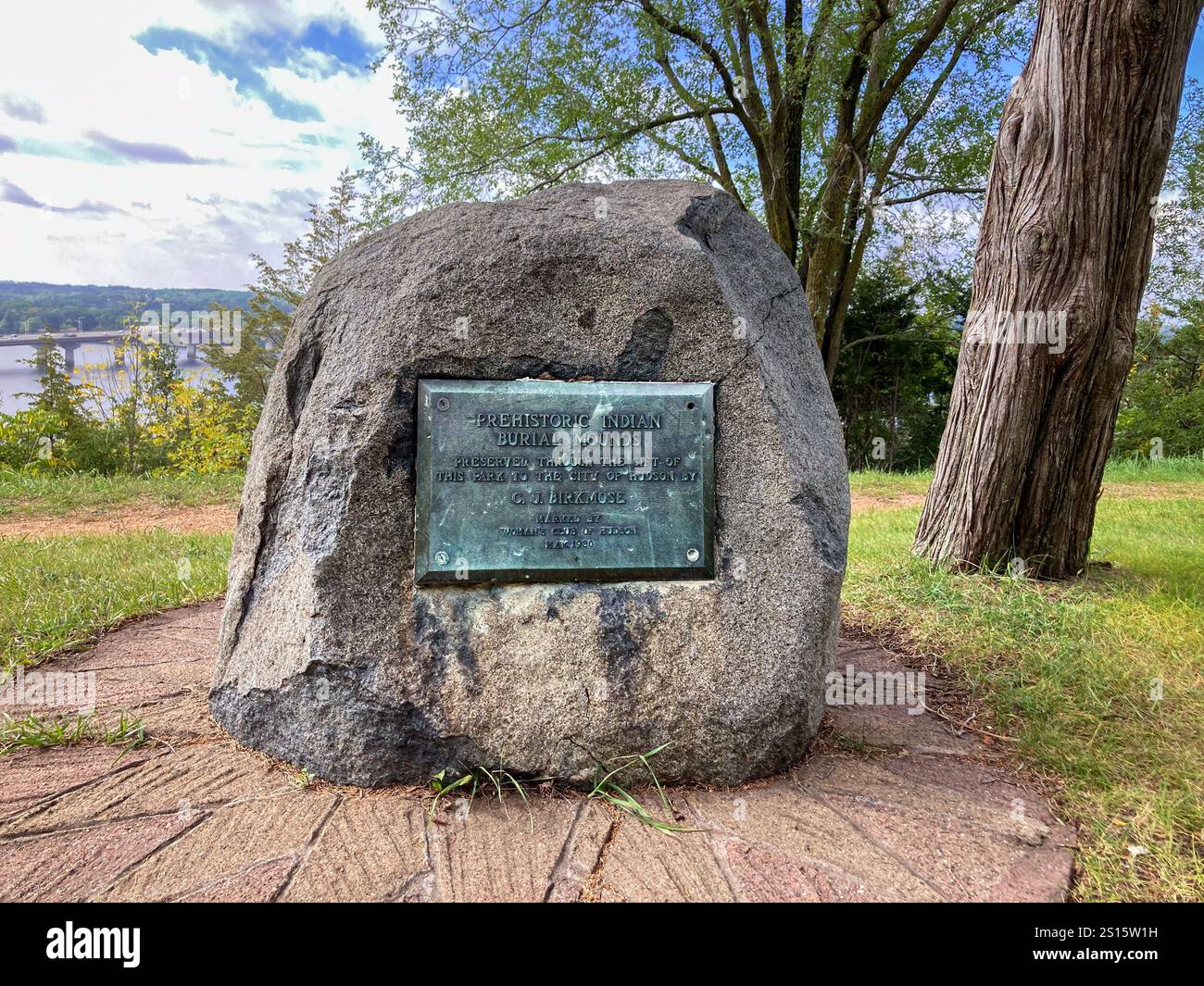 Native american burial mound hi-res stock photography and images - Alamy