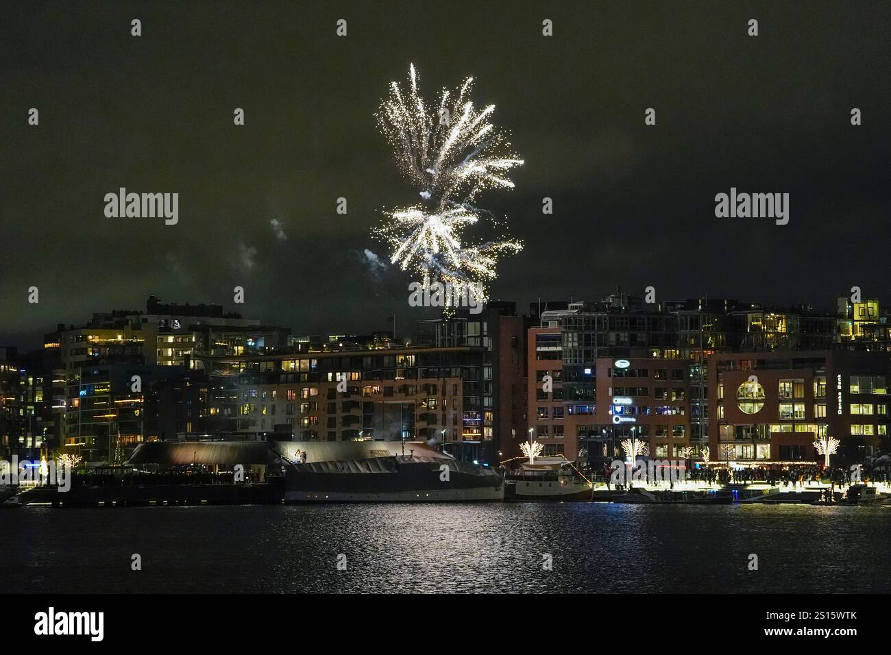 Oslo, Norway. 01st Jan, 2025. Oslo 20250101. Rockets at Aker Brygge New ...