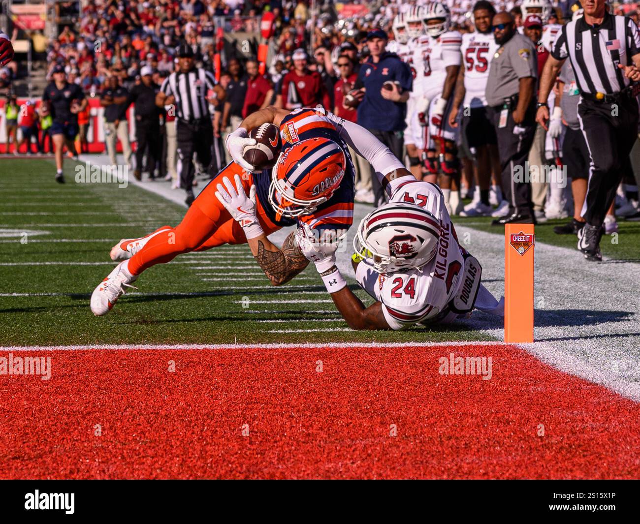 Orlando, FL, USA. 31st Dec, 2024. Illinois Fighting Illini wide ...
