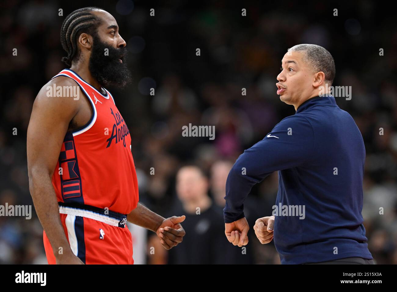 Los Angeles Clippers head coach Tyronn Lue, right, speaks with Clippers ...