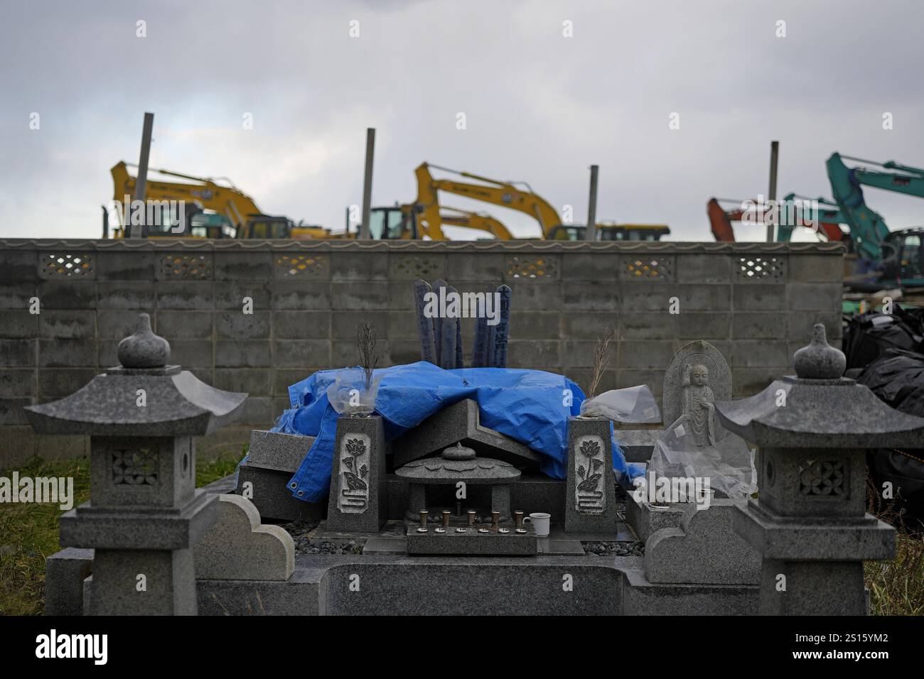 Photo taken on Jan. 1, 2025, shows a collapsed gravestone in Suzu ...
