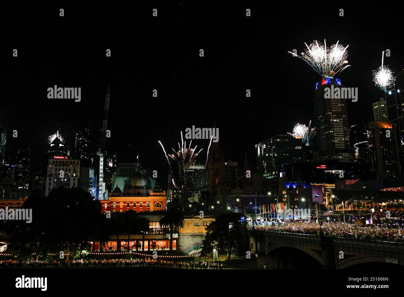 Melbourne, Australia. 31st Dec, 2024. Fireworks light up Melbourne's ...