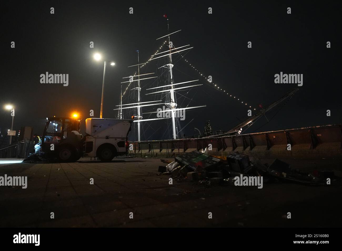 Hamburg, Germany. 01st Jan, 2025. Employees of Stadtreinigung Hamburg ...