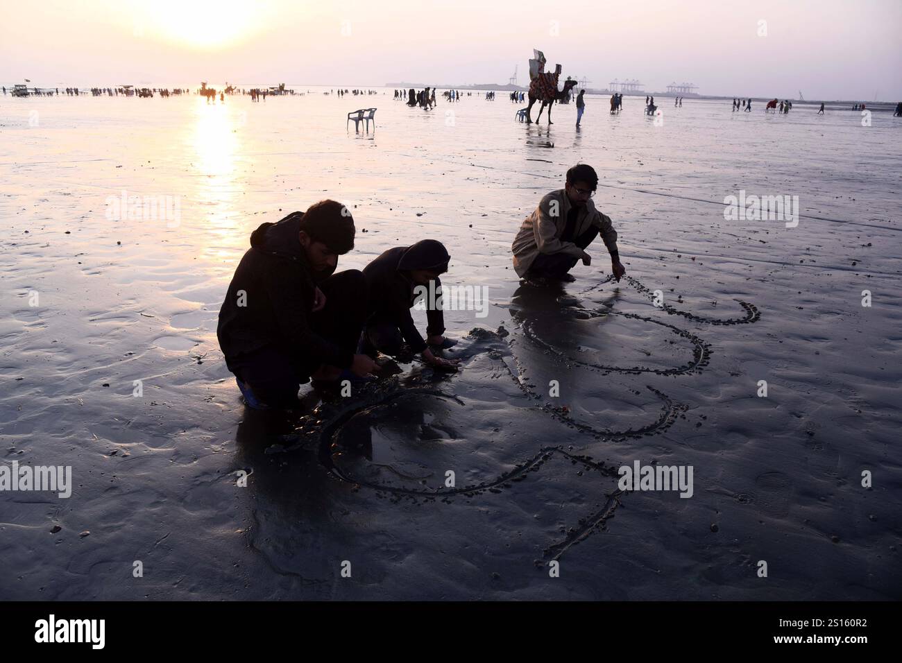 Karachi, Pakistan. 31st Dec, 2024. People write the number 2025 on a ...