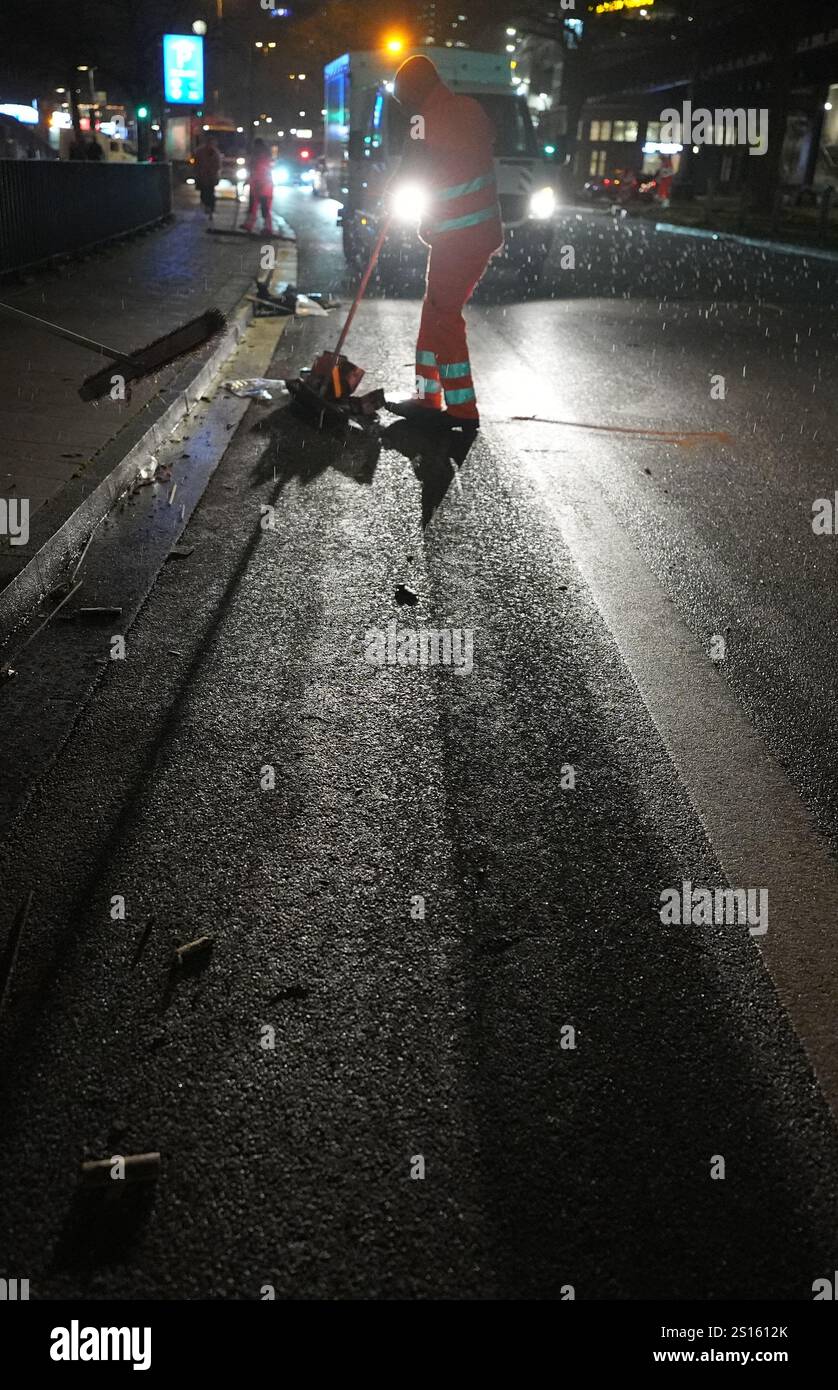 Hamburg, Germany. 01st Jan, 2025. Employees of Stadtreinigung Hamburg ...
